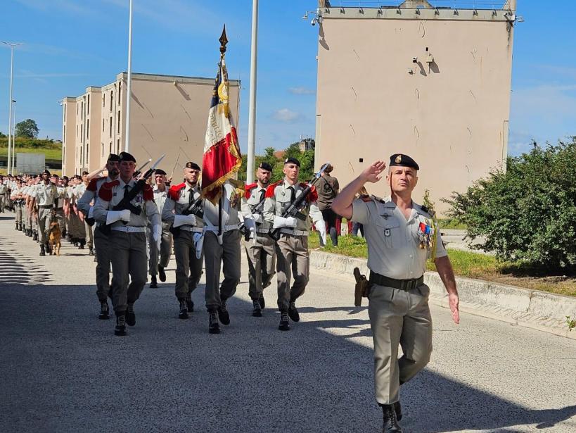 Le colonel frederic chamaud a la tete du regiment